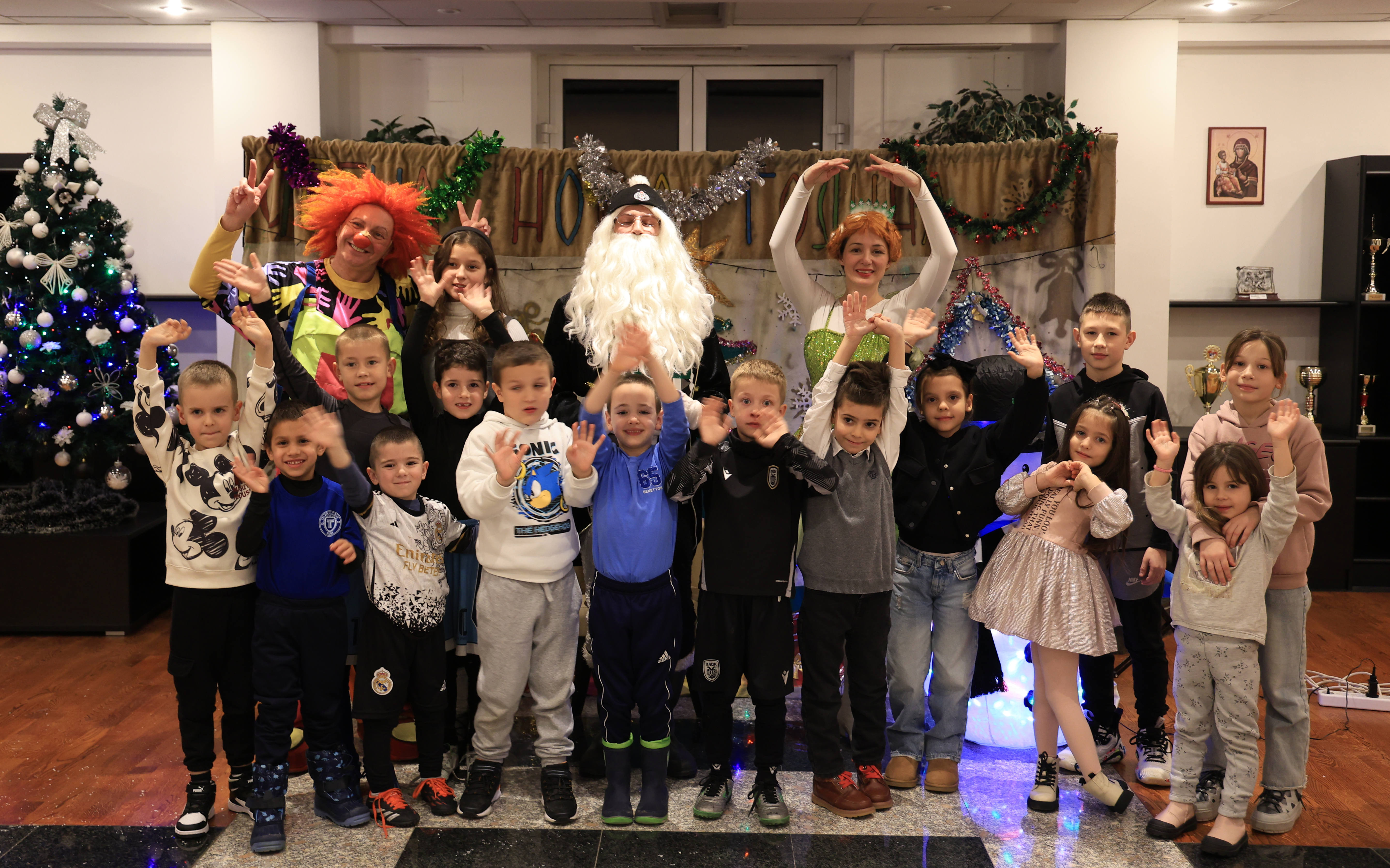 Novogodišnja predstava i crno-beli Deda Mraz u SC „Partizan-Teleoptik“