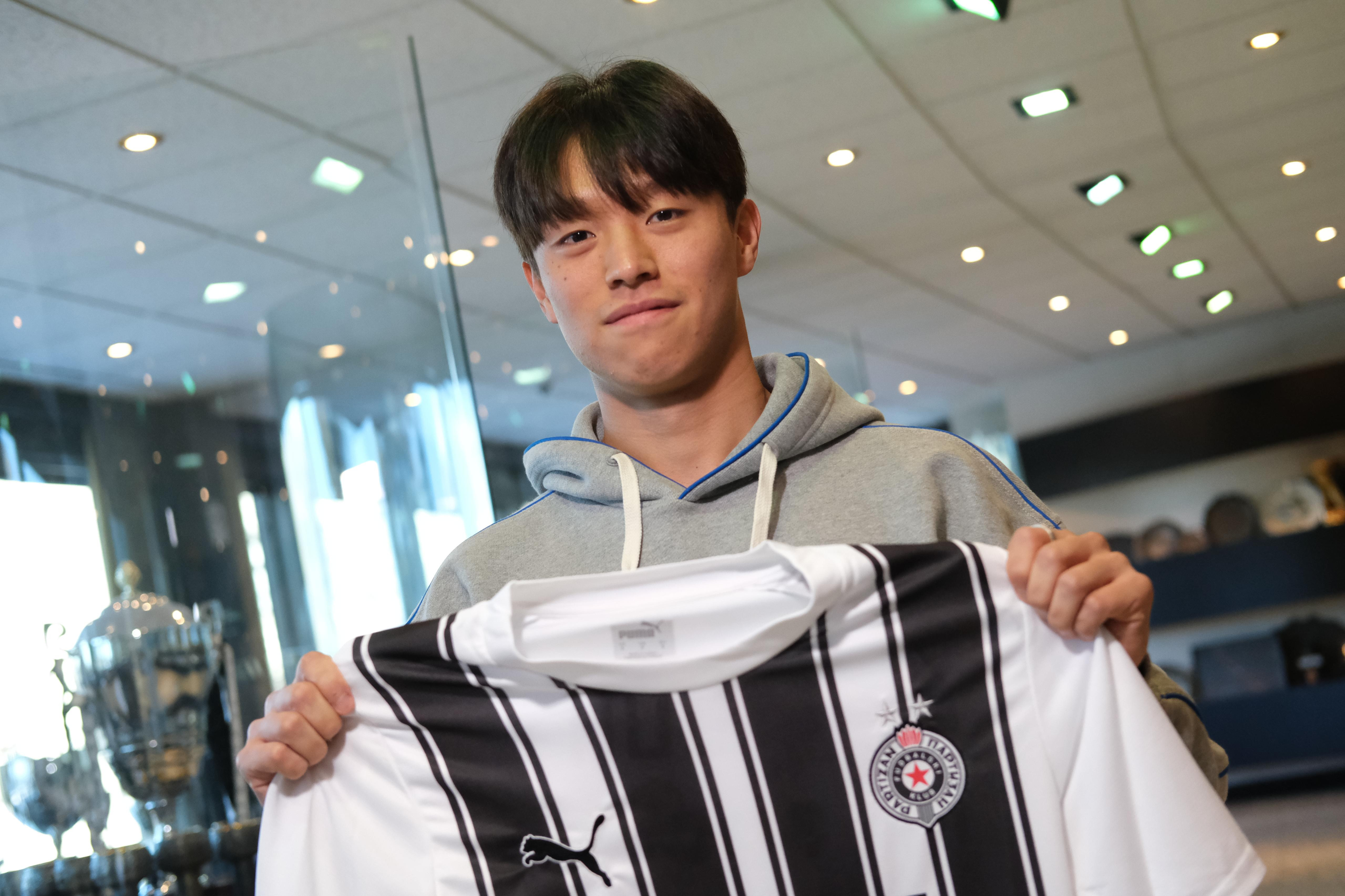 Young-jun Goh signs!